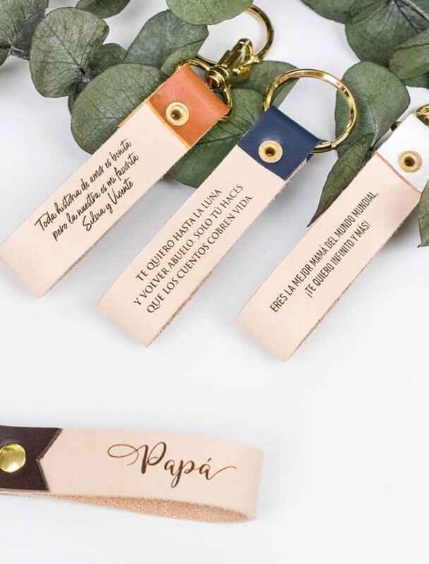 Clauer de pell natural personalitzable.