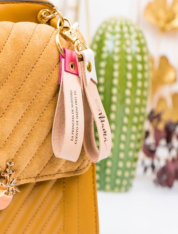 Clauer de pell natural personalitzable.